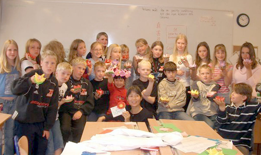 Fadu in Sweden (6): Taking Souvenir Pictures with Swedish Children